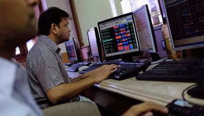 Sensex falls over 500 points. Why is stock market falling today? – NewsAge